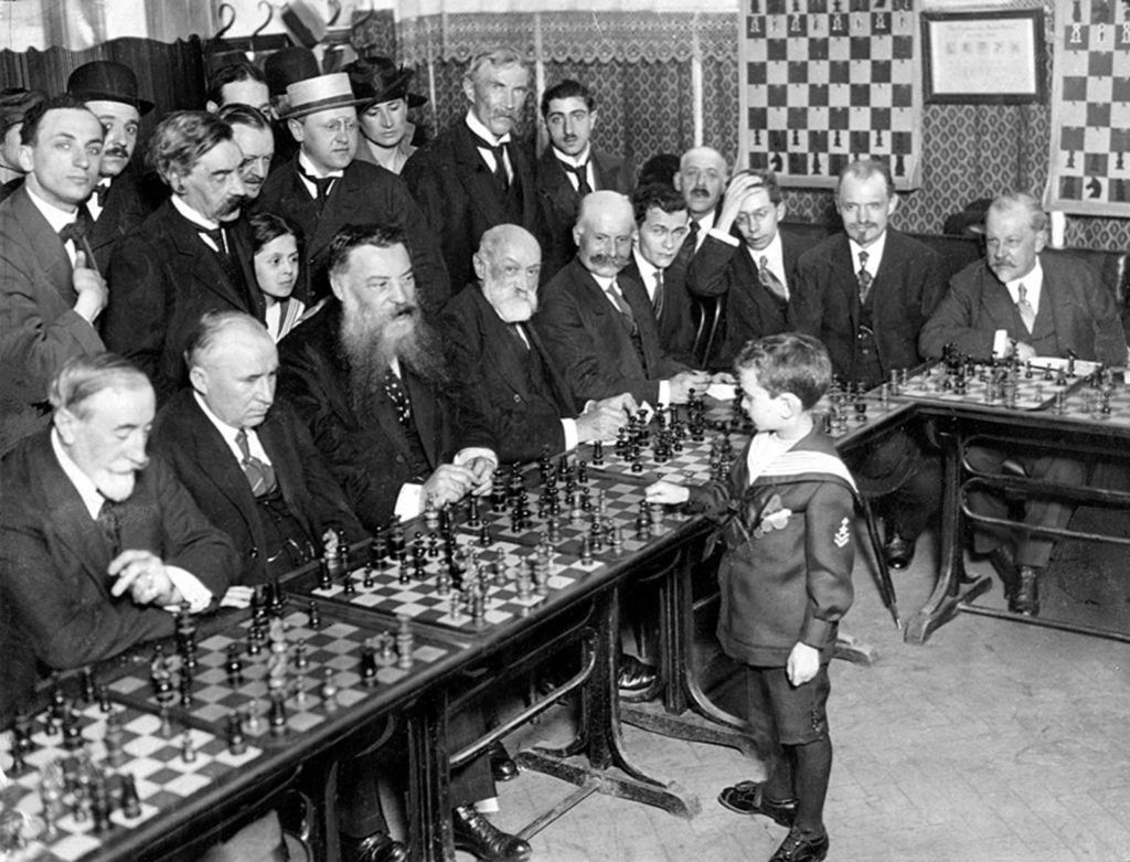 jovem_jogando_xadrez - Mais Inteligente